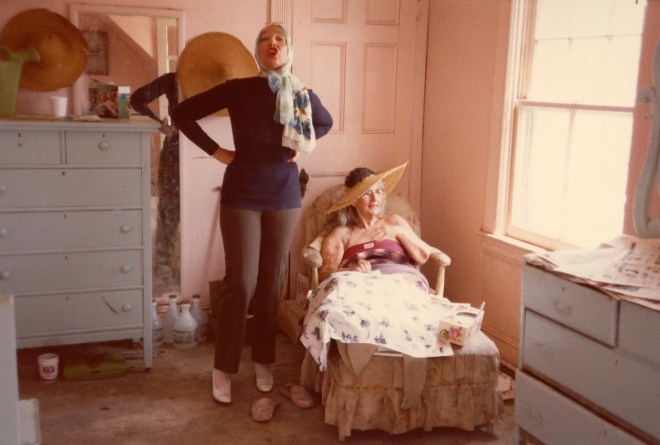 GREY GARDENS (1975) – 2 UNPAID MOVIE CRITICS!!!!